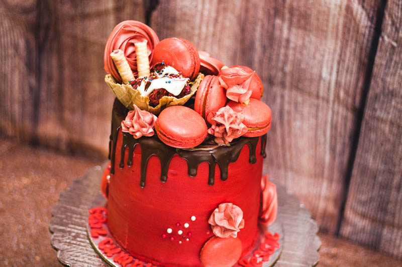 Queque Rojo con macarons - Nina Vainilla